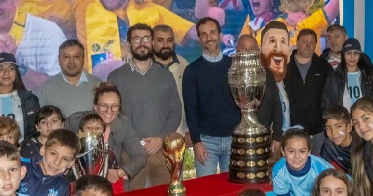 Juninenses se fotografiaron con la réplica de la Copa del Mundo: "Fue ...