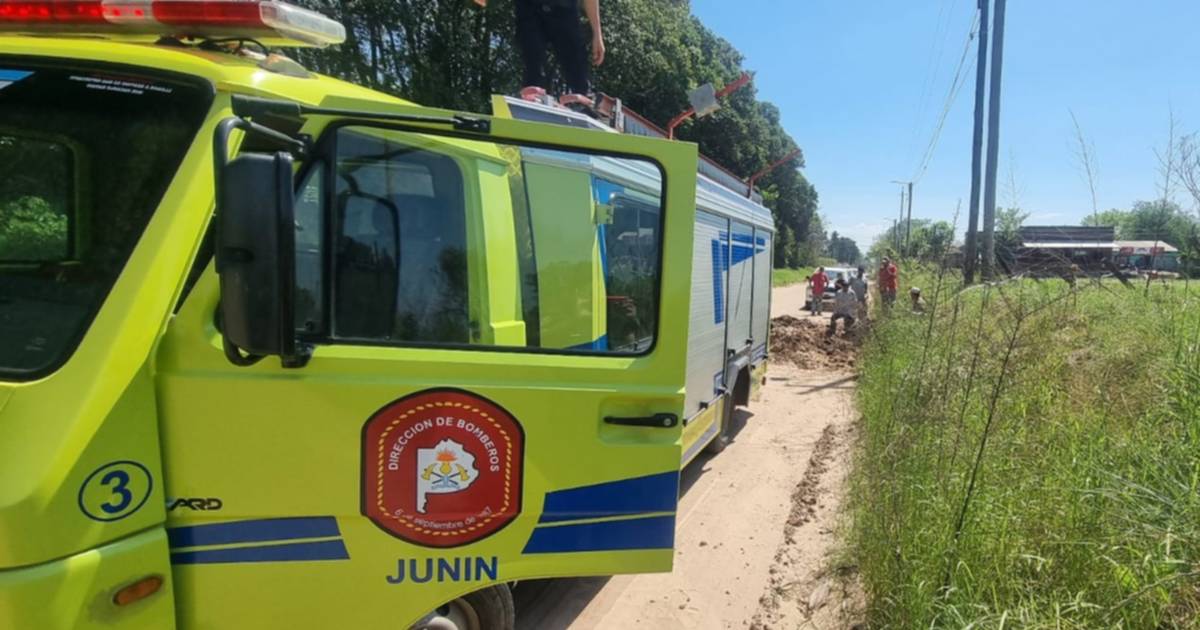 Un joven debió ser rescatado por bomberos tras caer a un pozo en barrio ...